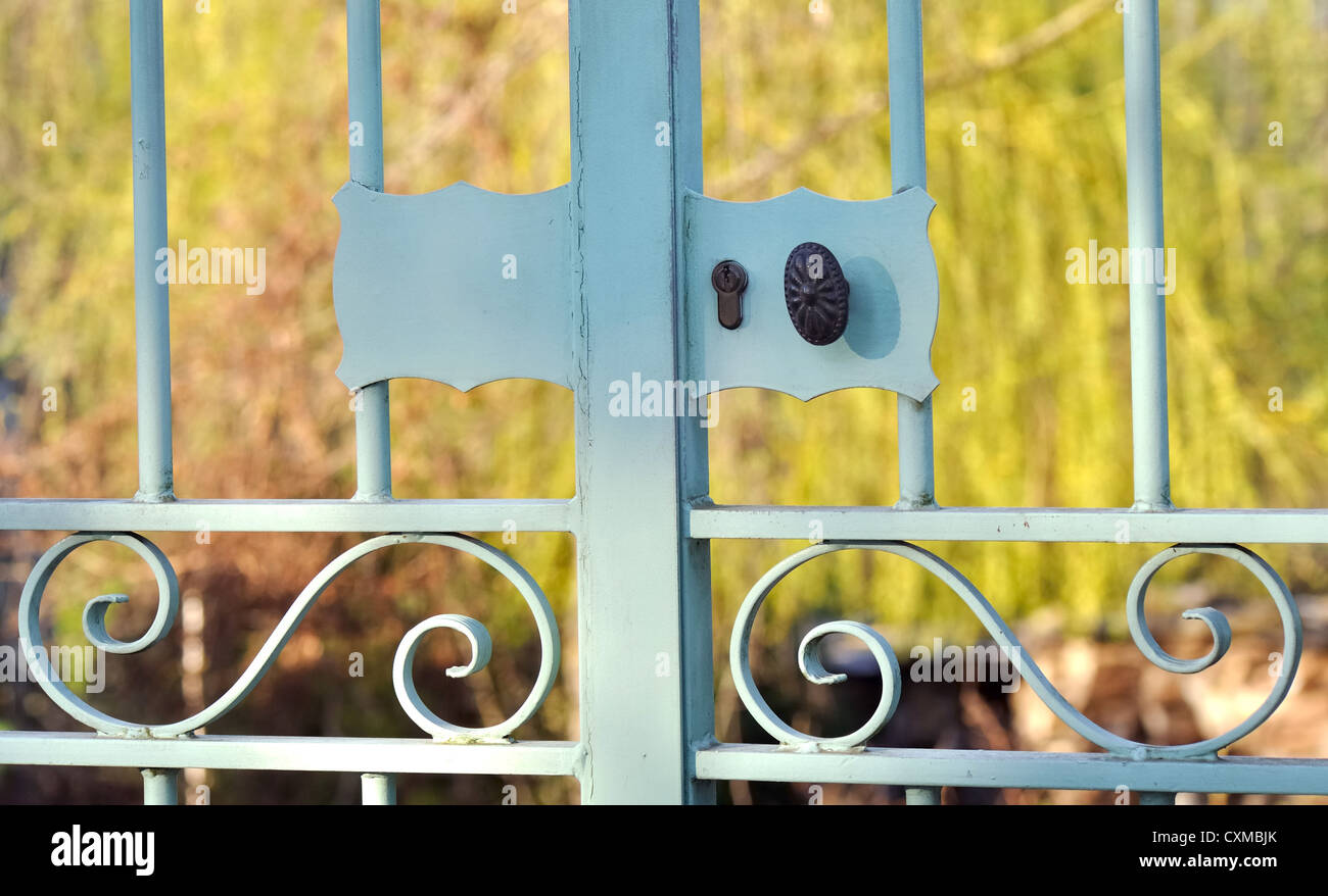 lock and handle of a garden gate closing Stock Photo - Alamy