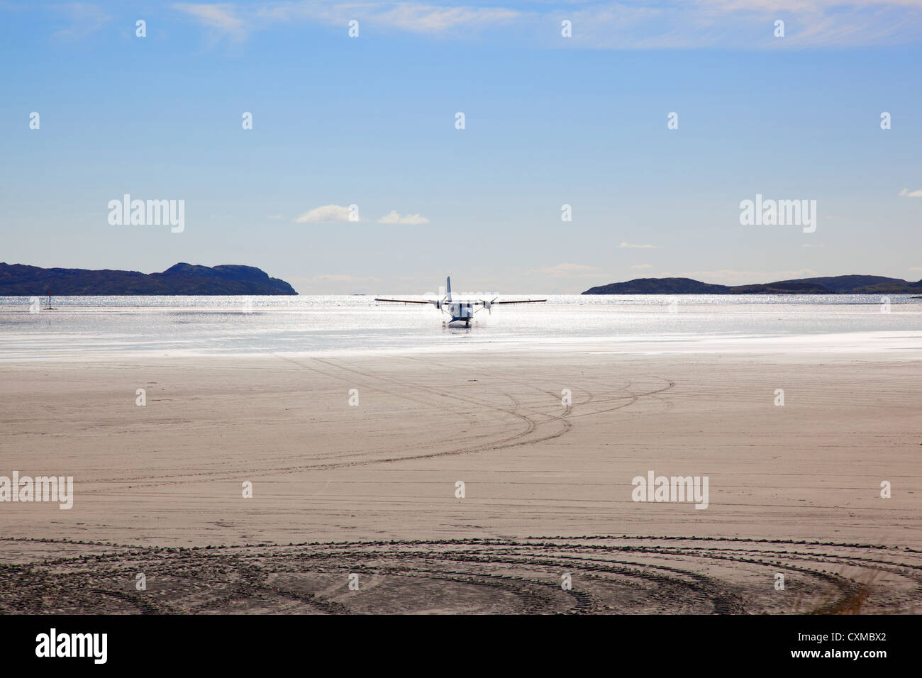 Passenger airplane taxiing runway across hi-res stock photography and ...