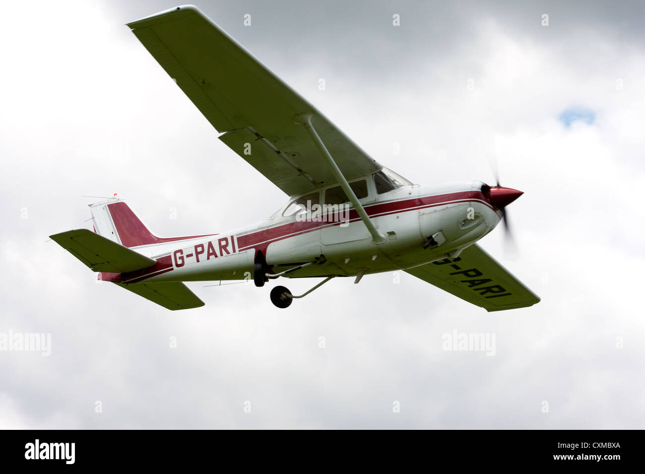 Cessna 172RG Cutlass RG G-PARI taking-ff wit undercarriage retracting ...