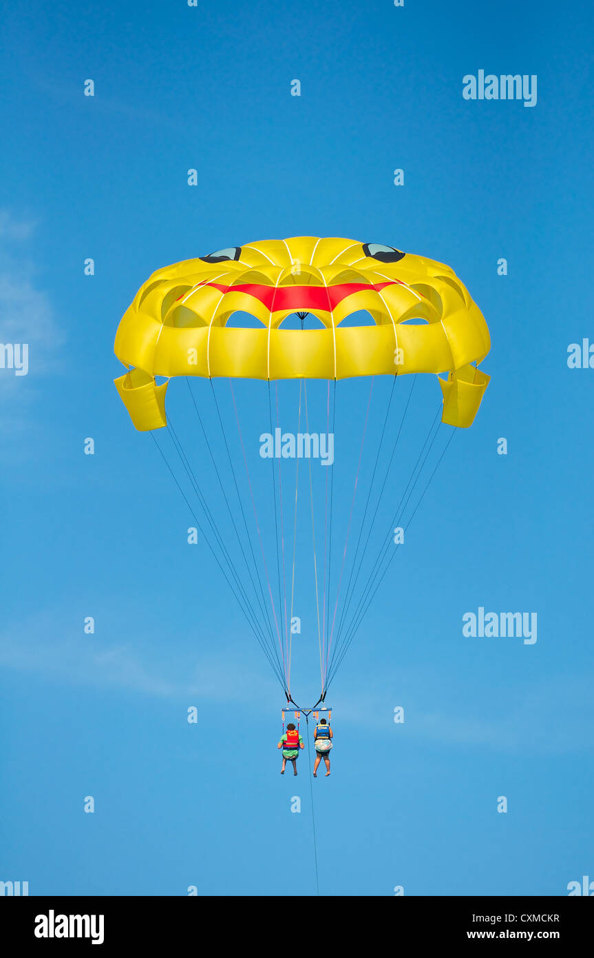 Parasailers hi-res stock photography and images - Alamy