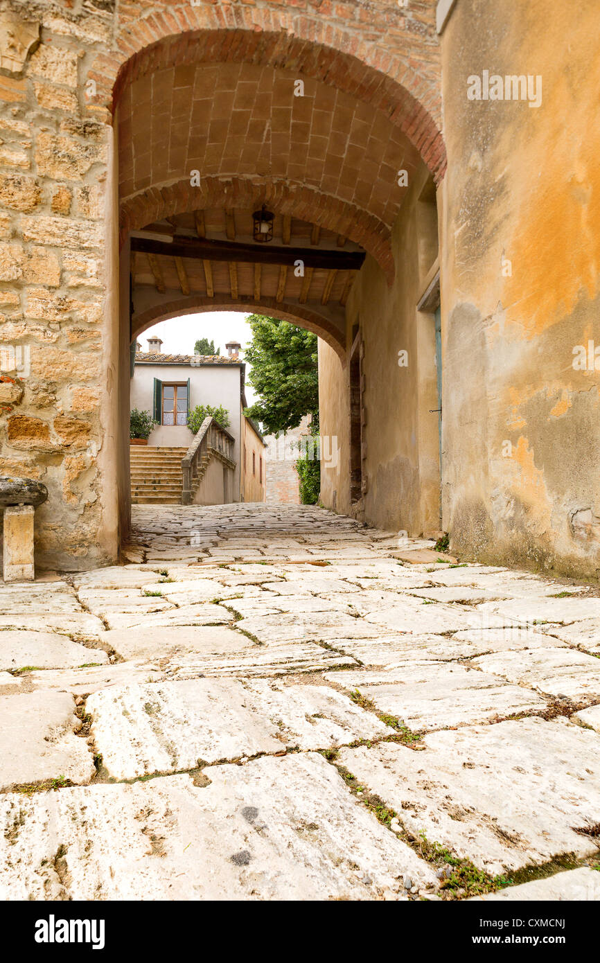 Medieval doorway in the Tuscan village Lucignano d'Asso Stock Photo - Alamy
