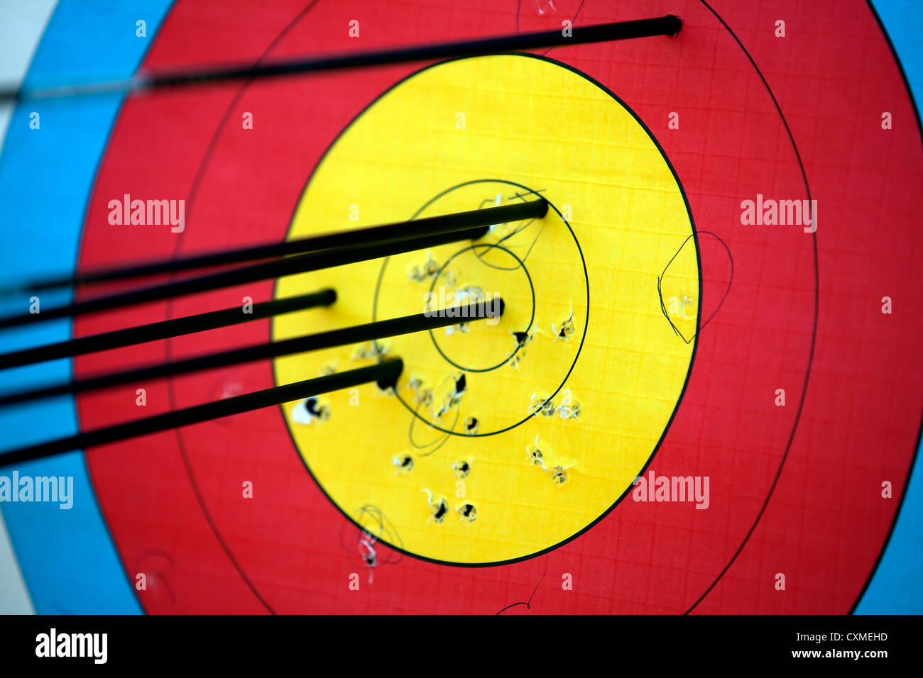 Archery arrow bulls eye hi-res stock photography and images - Alamy