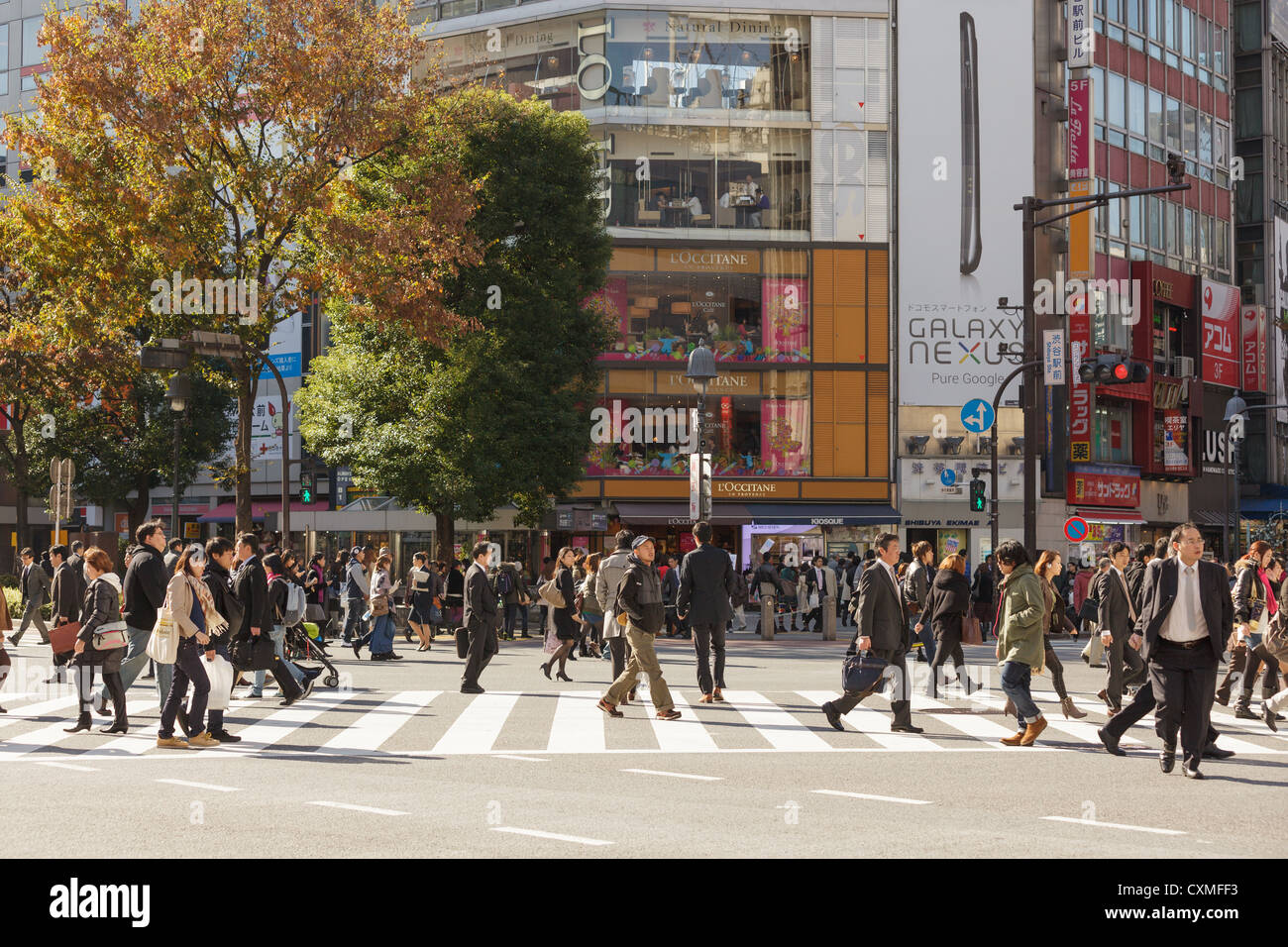 Japanese people crossing at hachiko crossroad in Shibuya district ...