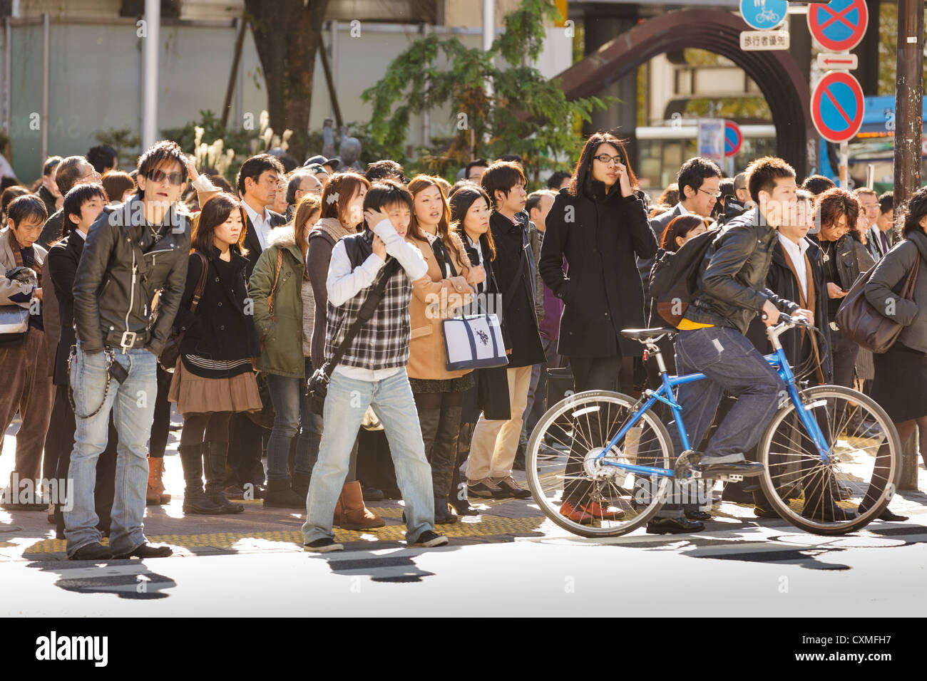 Japanese people waiting for crossing at hachiko crossroad in Shibuya ...