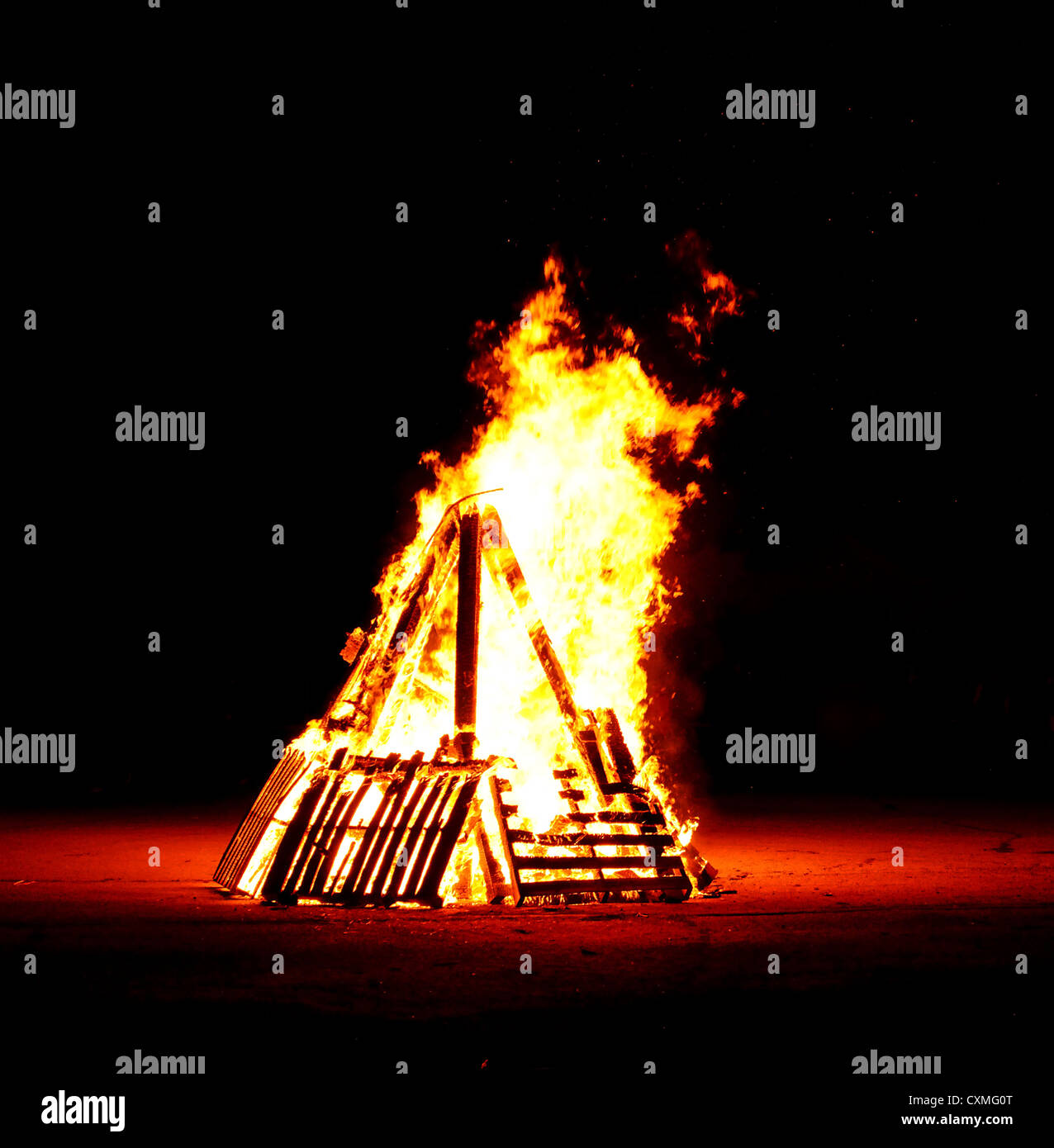 Pallet bonfire hi-res stock photography and images - Alamy