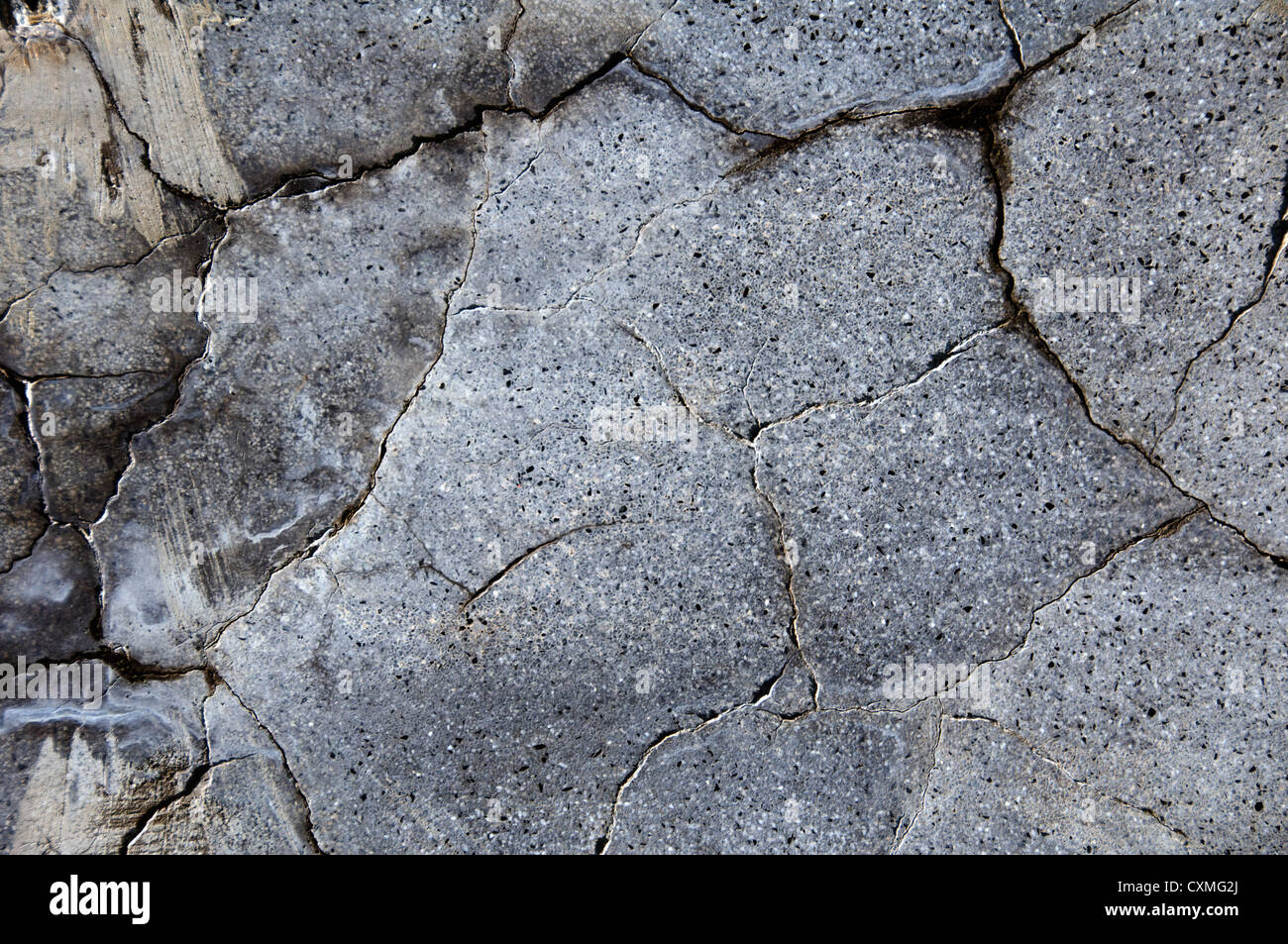 destroyed and cracked wall Stock Photo - Alamy