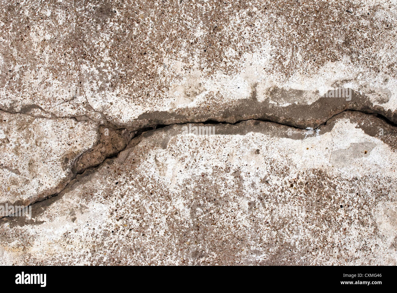 destroyed and cracked wall Stock Photo - Alamy