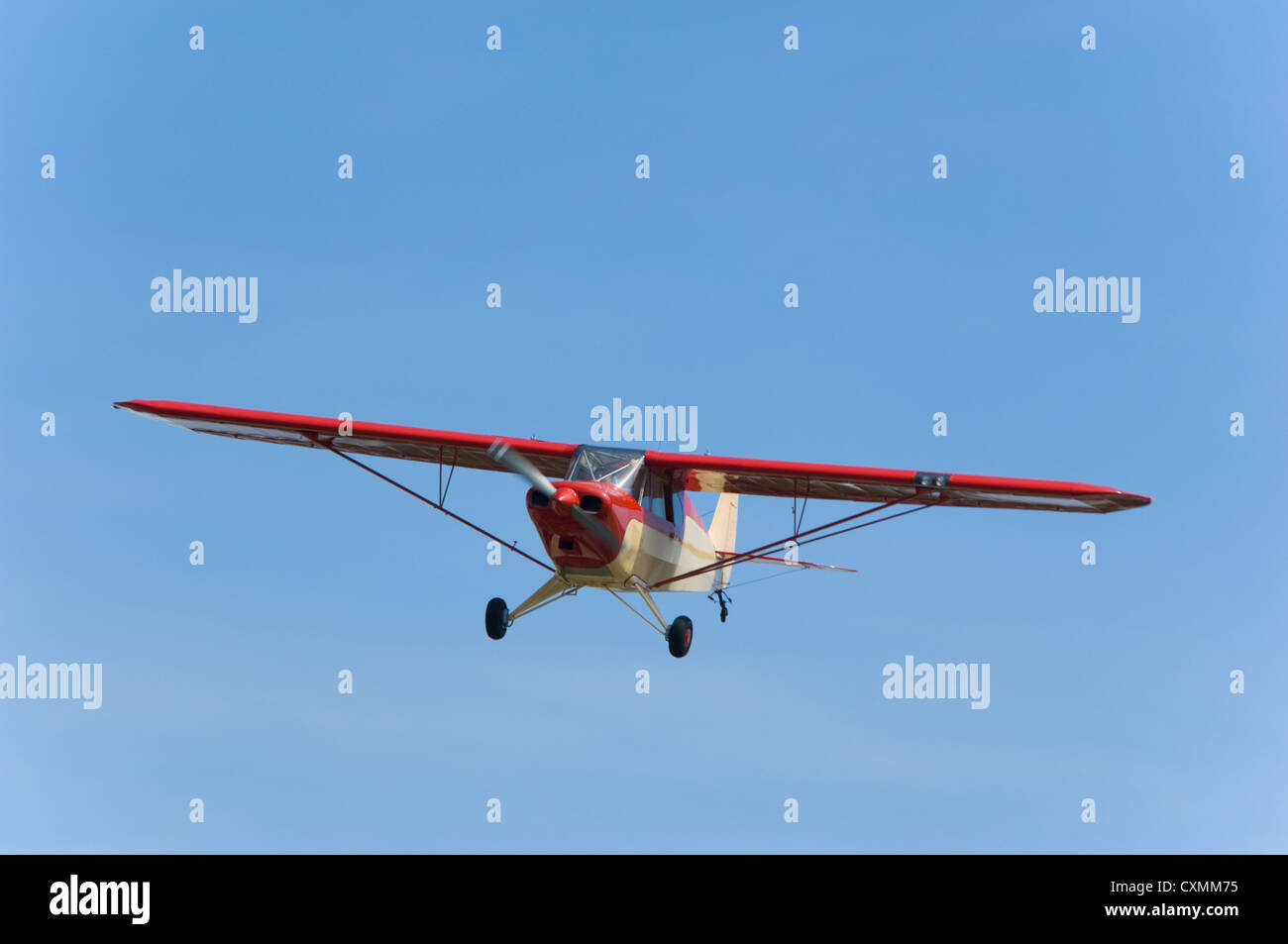 Small, single engine airplane against blue sky Stock Photo - Alamy