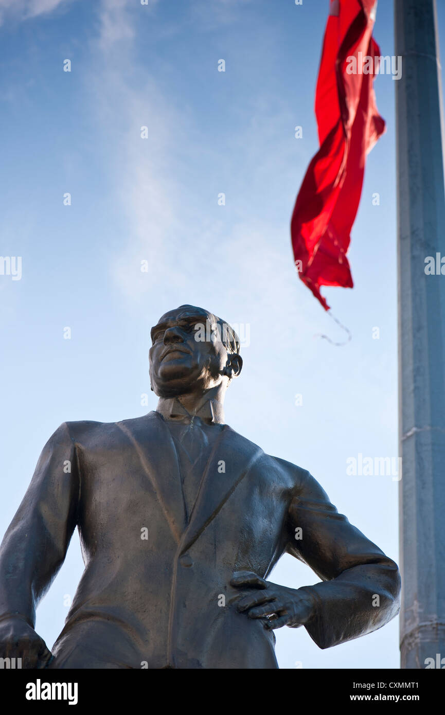 Turkish flag and statue Stock Photo - Alamy