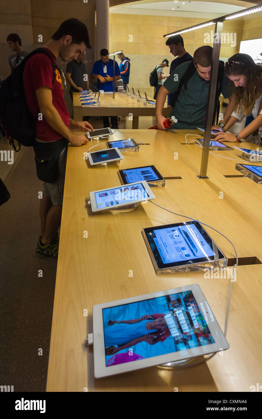 Apple showroom hi-res stock photography and images - Alamy