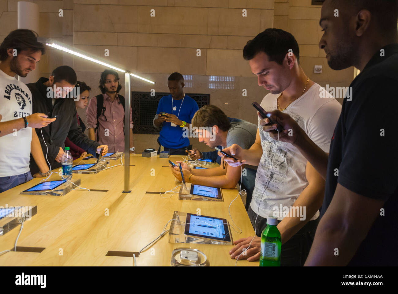 New York, NY, USA, Apple Store, American Teenagers Shopping, Looking at ...