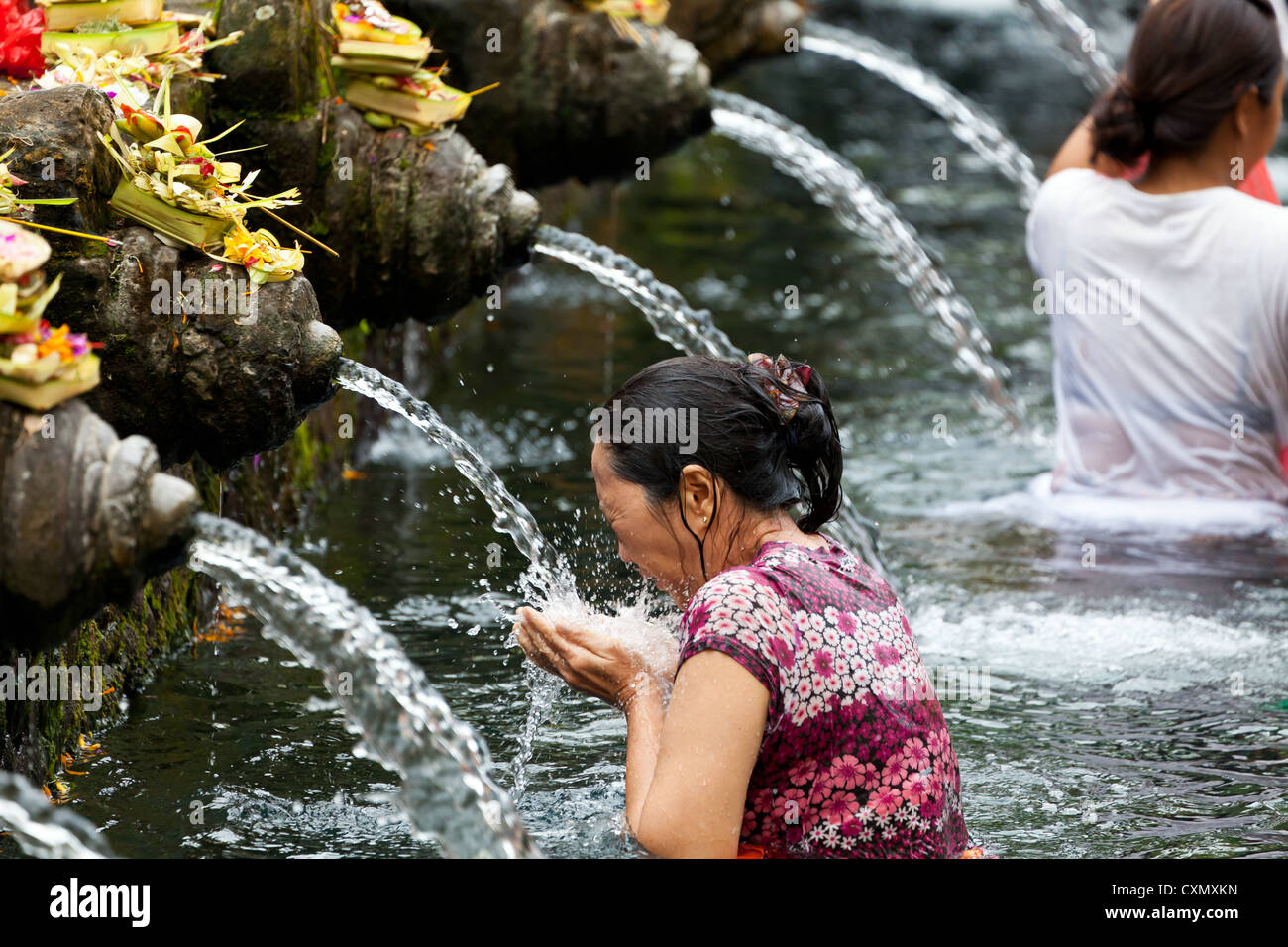 Women having a ritual Washing in the Basins of the Hindu Temple Tirtha ...