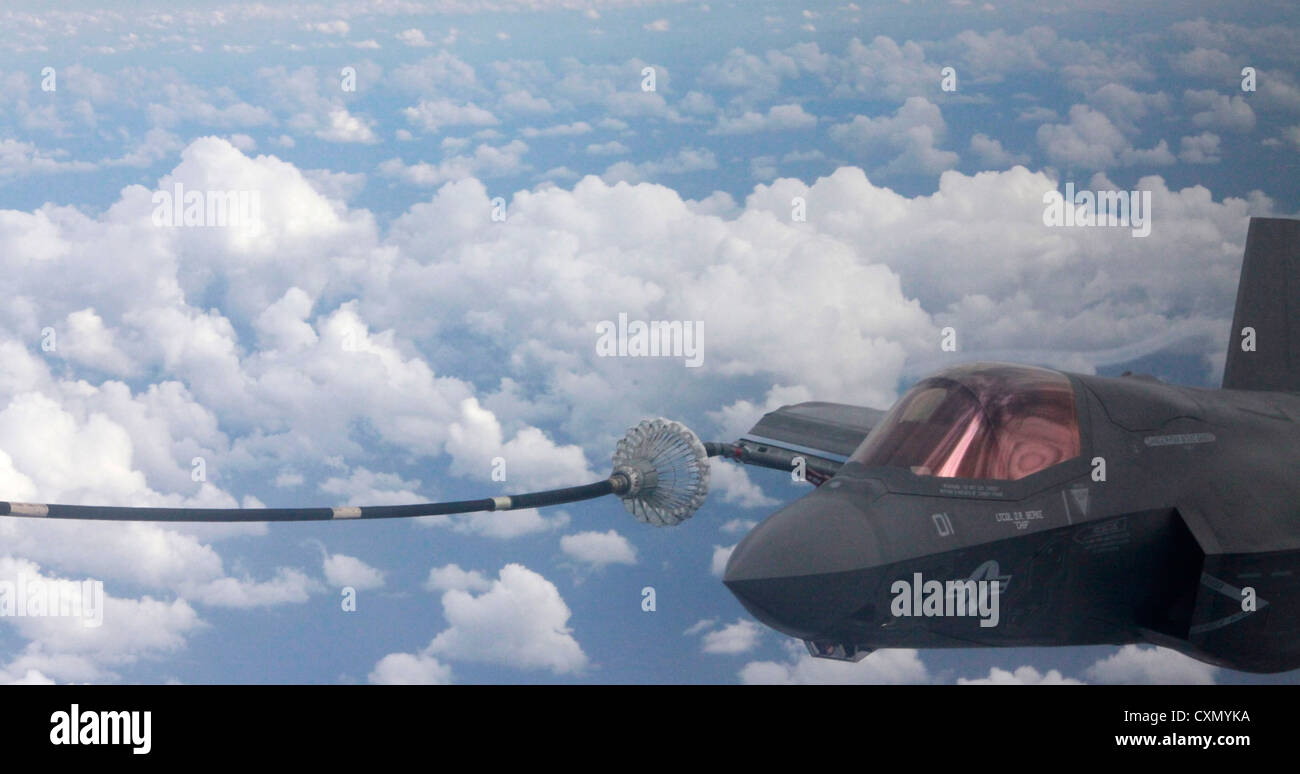 The F-35B Joint Strike Fighter completes its first aerial refueling ...