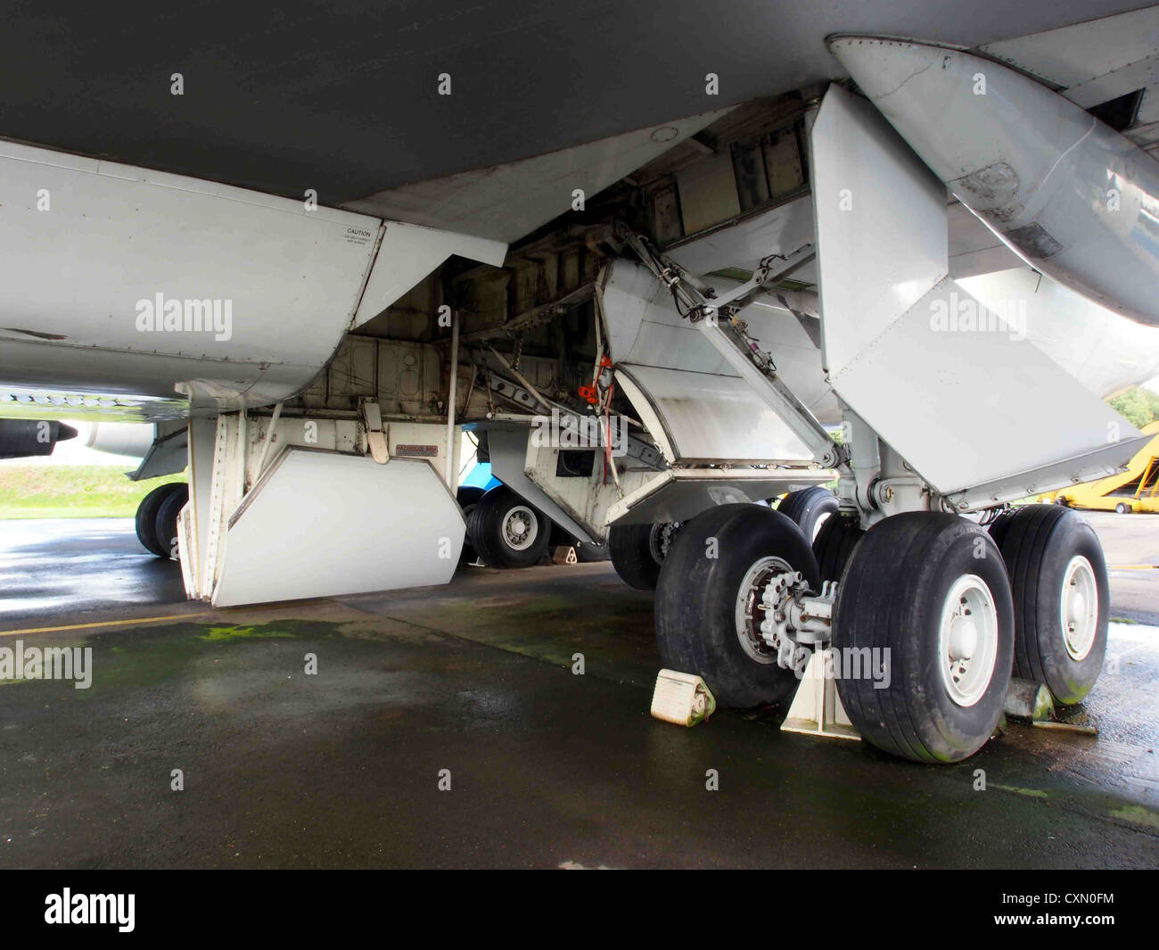 Boeing 747 Main landing gear Stock Photo - Alamy