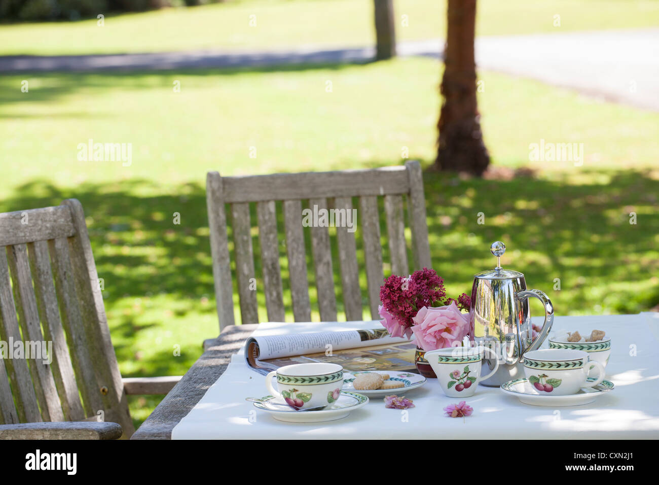 Afternoon tea garden hi-res stock photography and images - Alamy