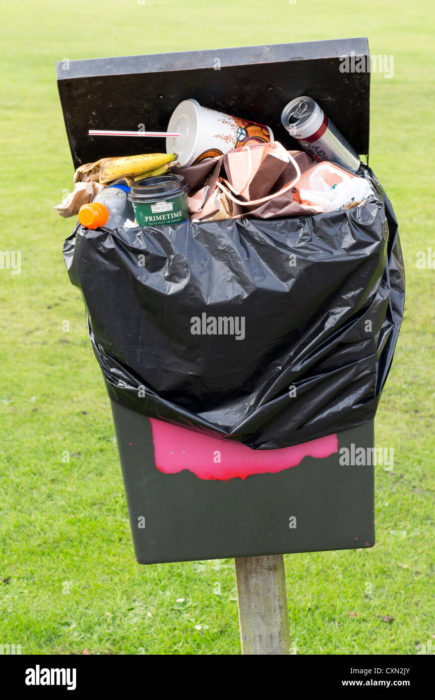 Overflowing waste rubbish bin Stock Photo - Alamy