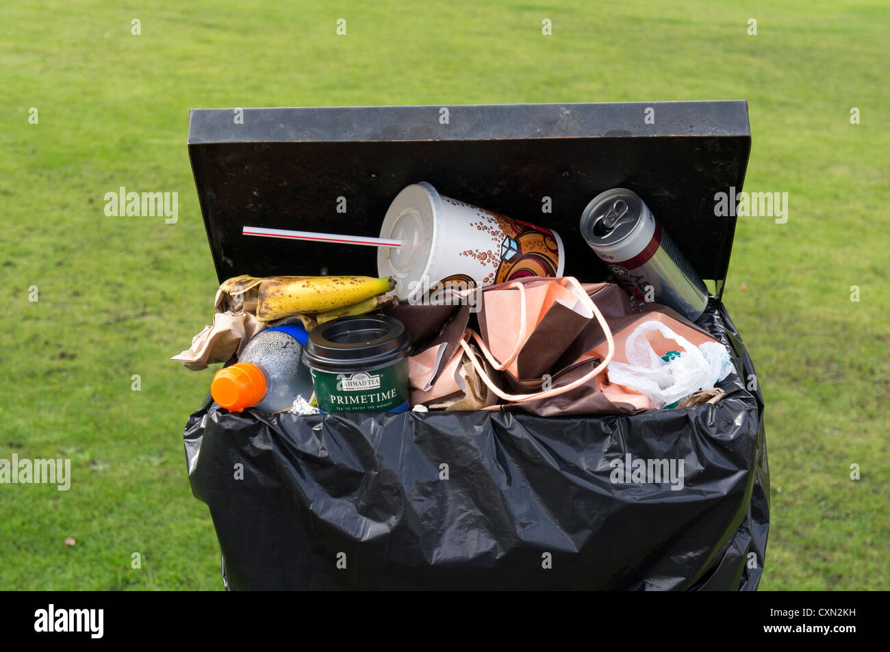 Overflowing waste rubbish bin Stock Photo - Alamy