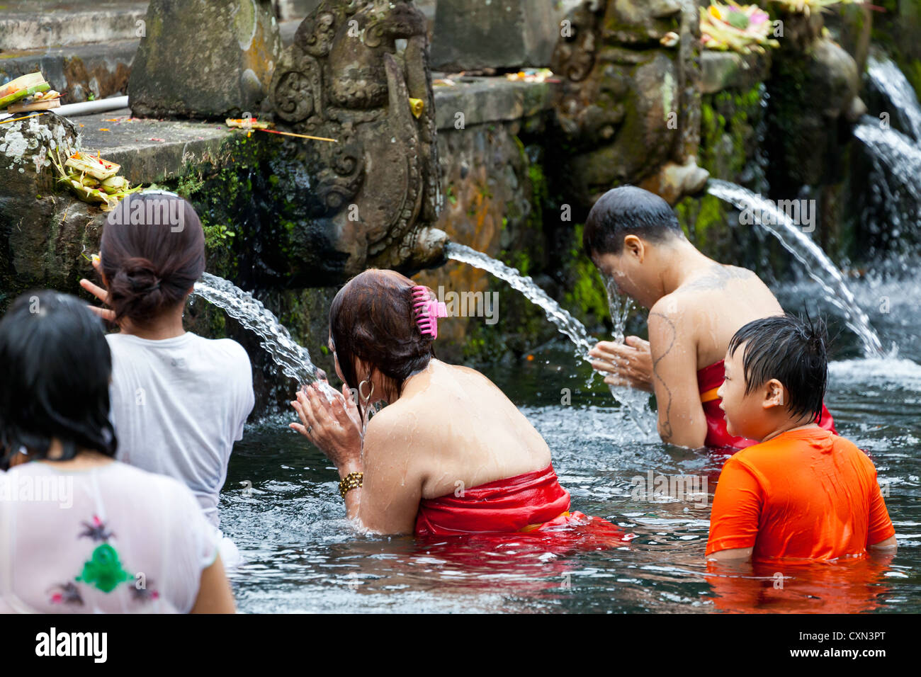 Women having a ritual Washing in the Basins of the Hindu Temple Tirtha ...