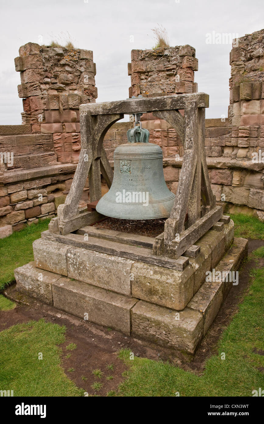 Ringing large bell england hi-res stock photography and images - Alamy