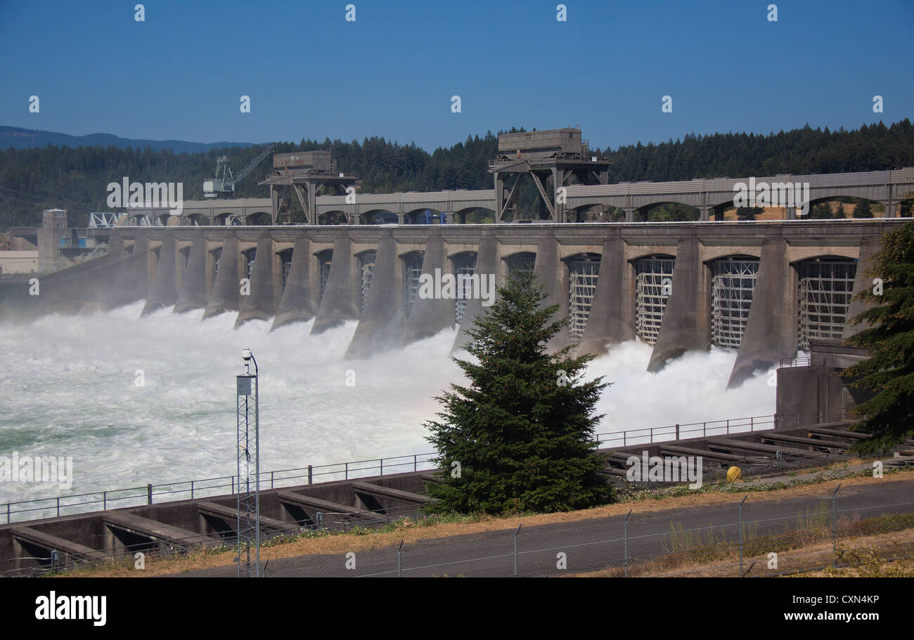 Bonneville dam bonneville dam spillway hi-res stock photography and ...