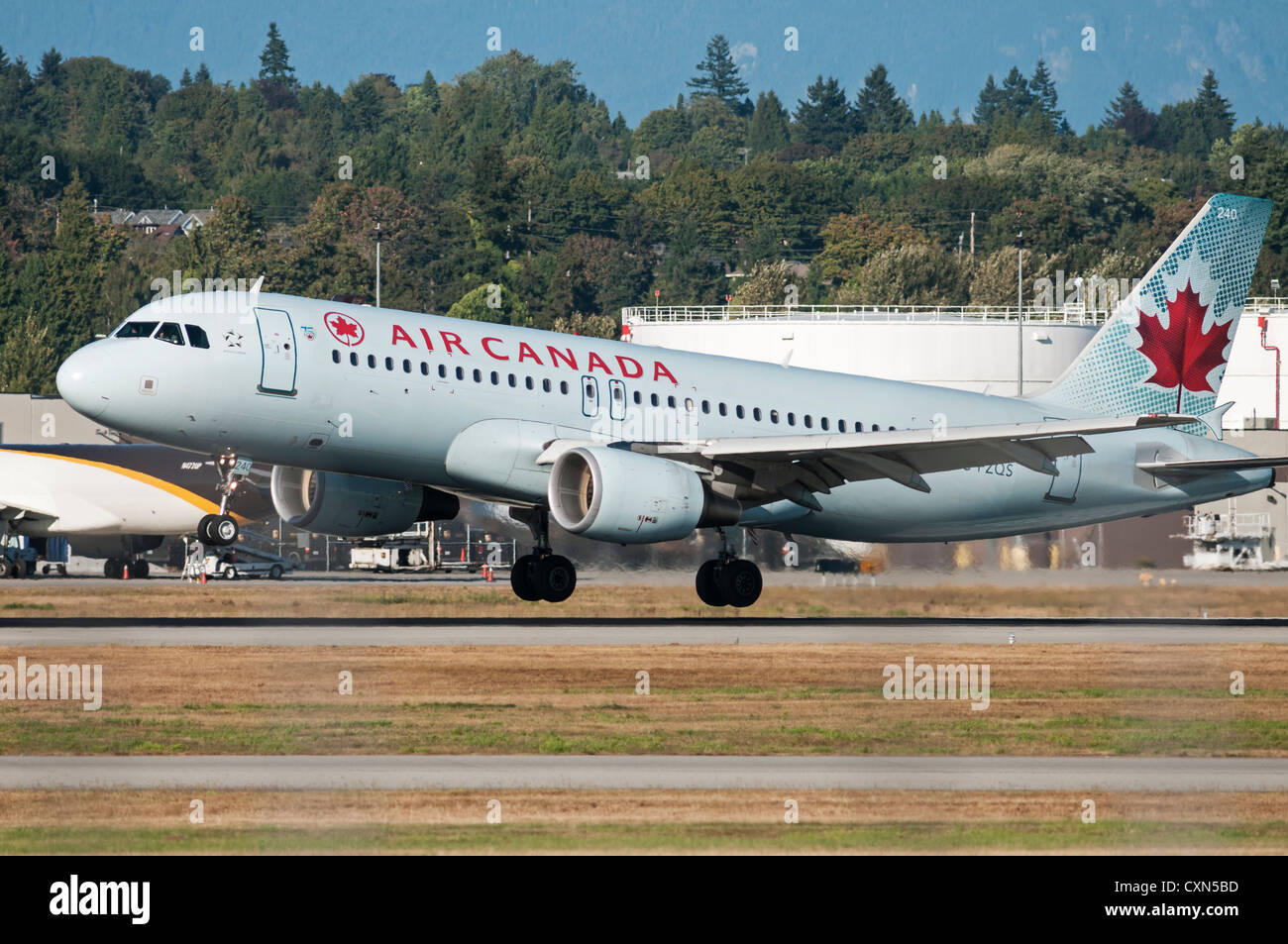 An Air Canada Airbus A320 (A320-200) jetliner lands at Vancouver ...