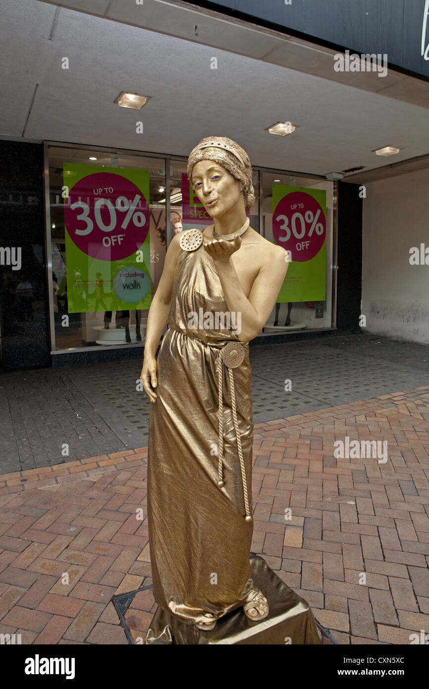A living gold statue in Bromley High Street in Kent Stock Photo - Alamy
