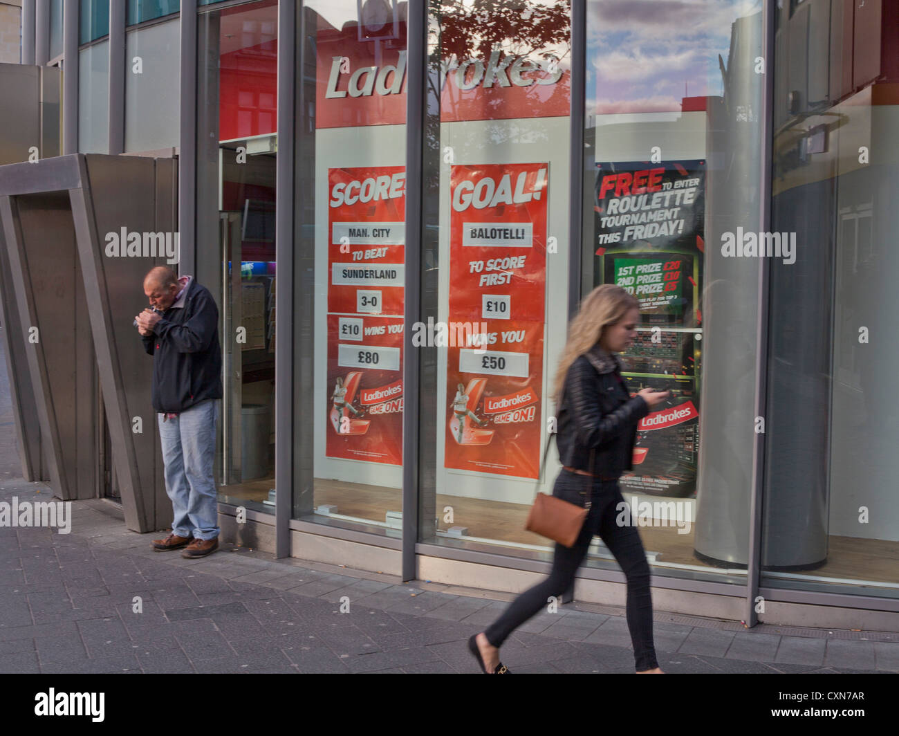 Man smoking outside hi-res stock photography and images - Alamy