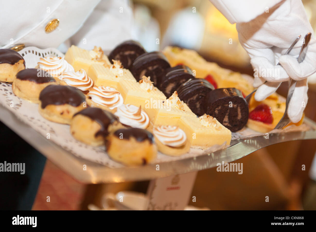 Victoria queen tea hi-res stock photography and images - Alamy