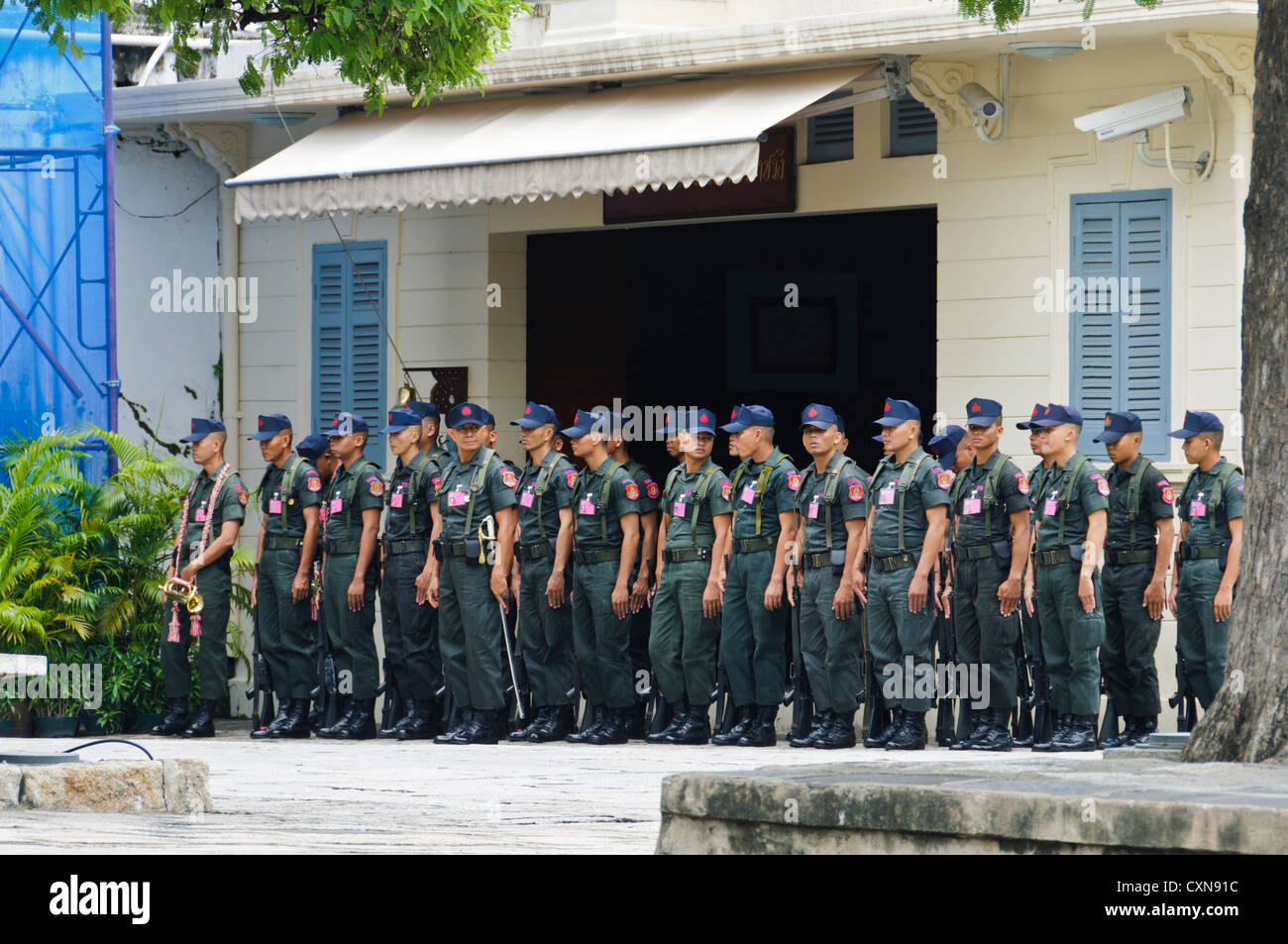 Royal Thai soldier platoon in line at the Grand Palace Bangkok, Kingdom ...