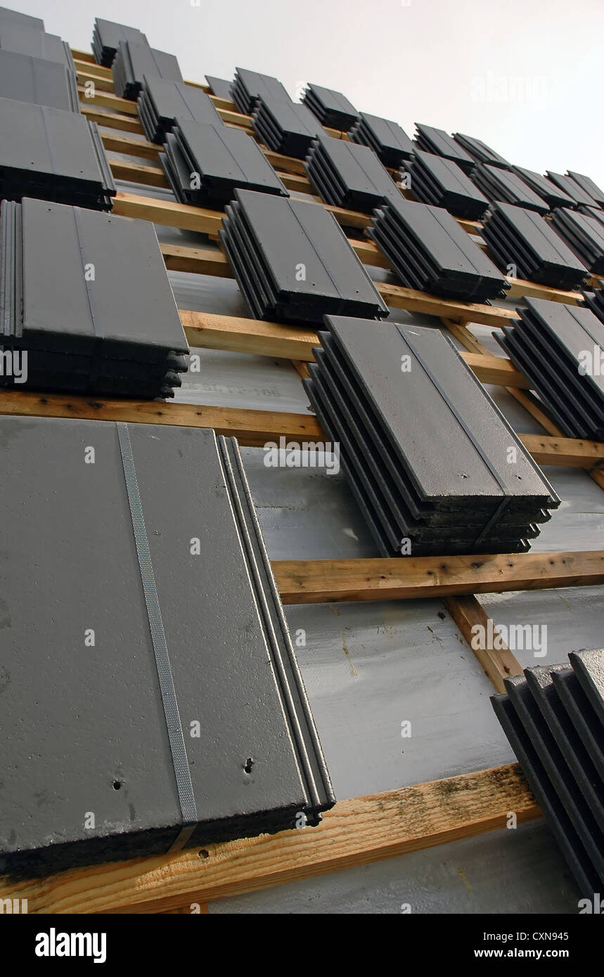 Slate tile fixing hammer roof hi-res stock photography and images - Alamy