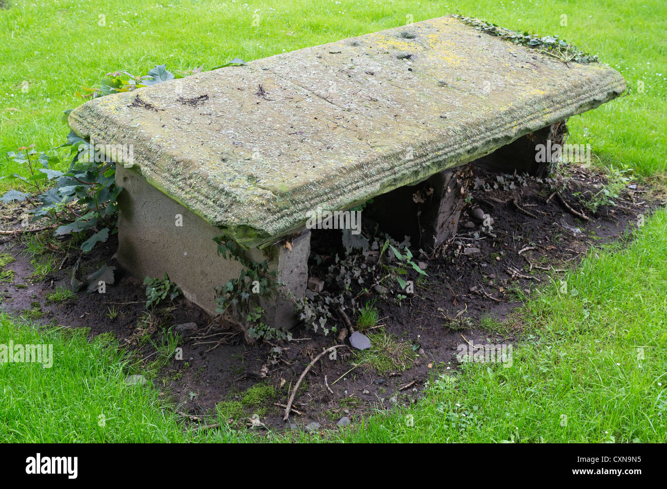 Broken old tomb Stock Photo - Alamy