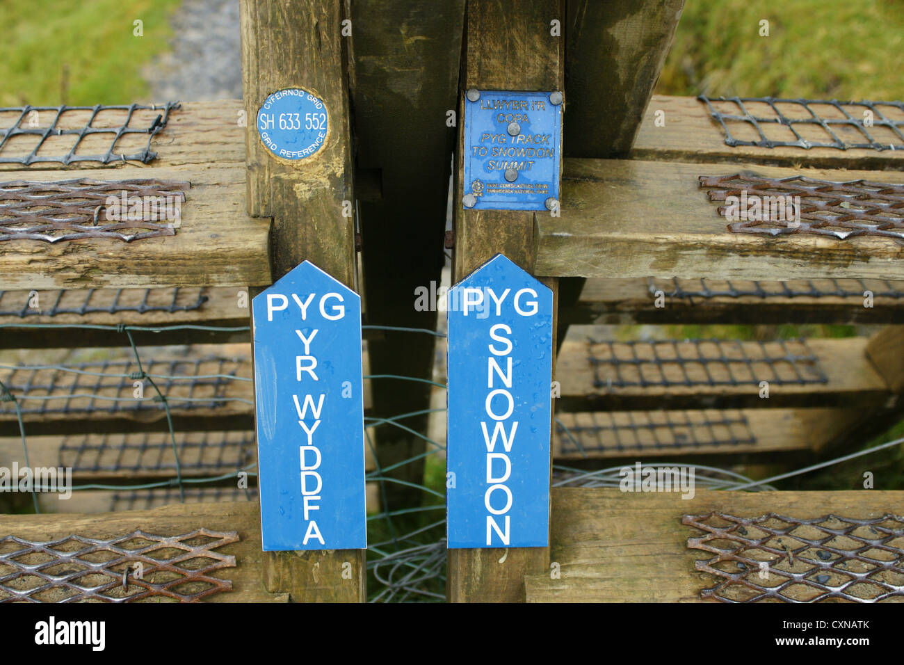 A sign for the Pyg Track and ladder stile on Mount Snowdon Stock Photo ...