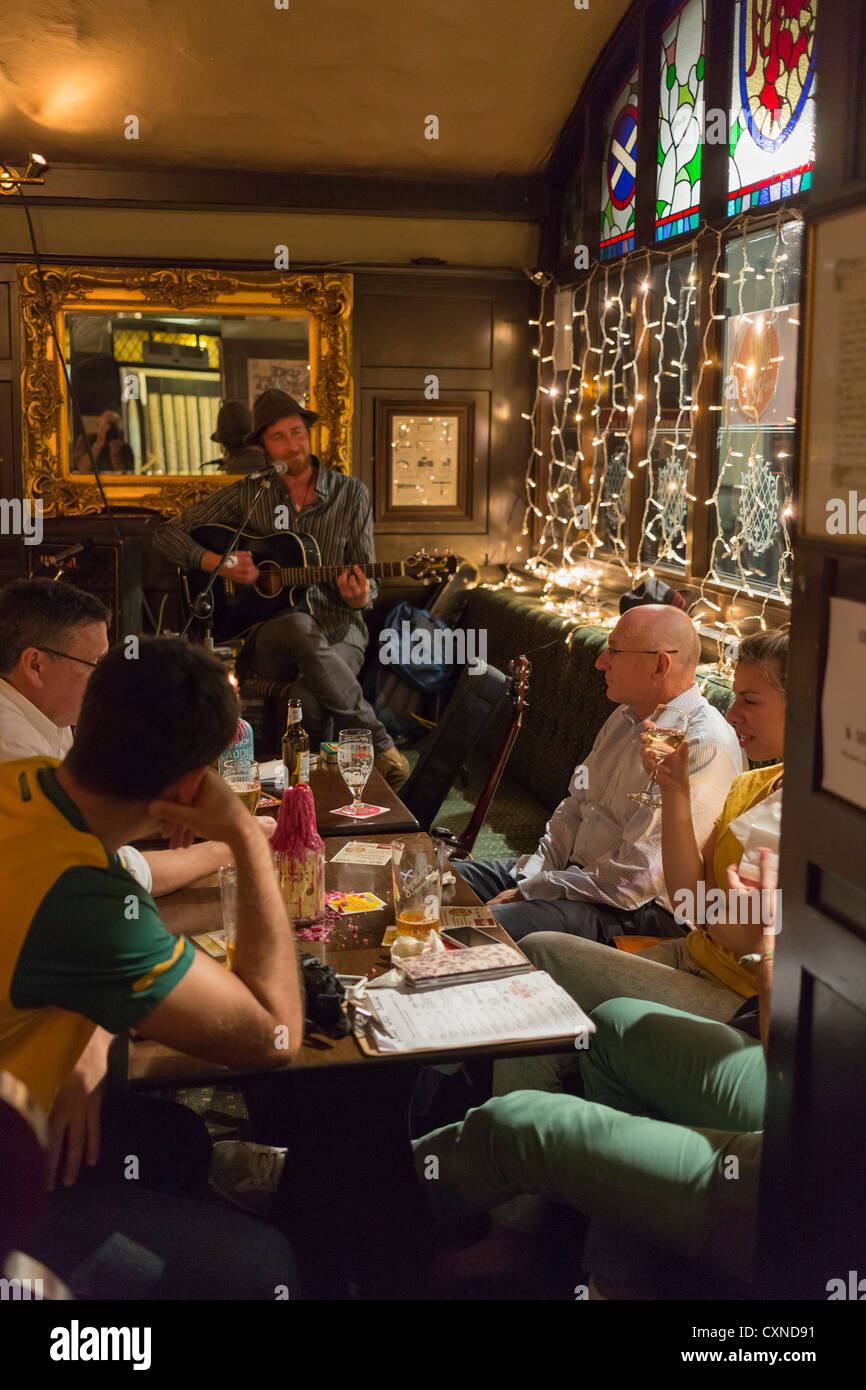 Edinburgh fringe music hi-res stock photography and images - Alamy