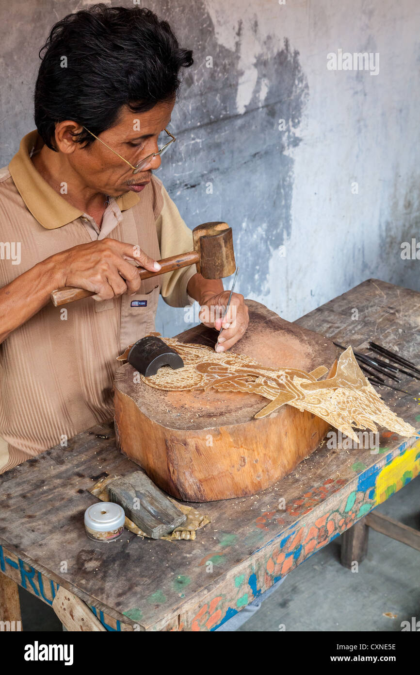 Traditional Craftsman in Yogyakarta in Indonesia Stock Photo - Alamy
