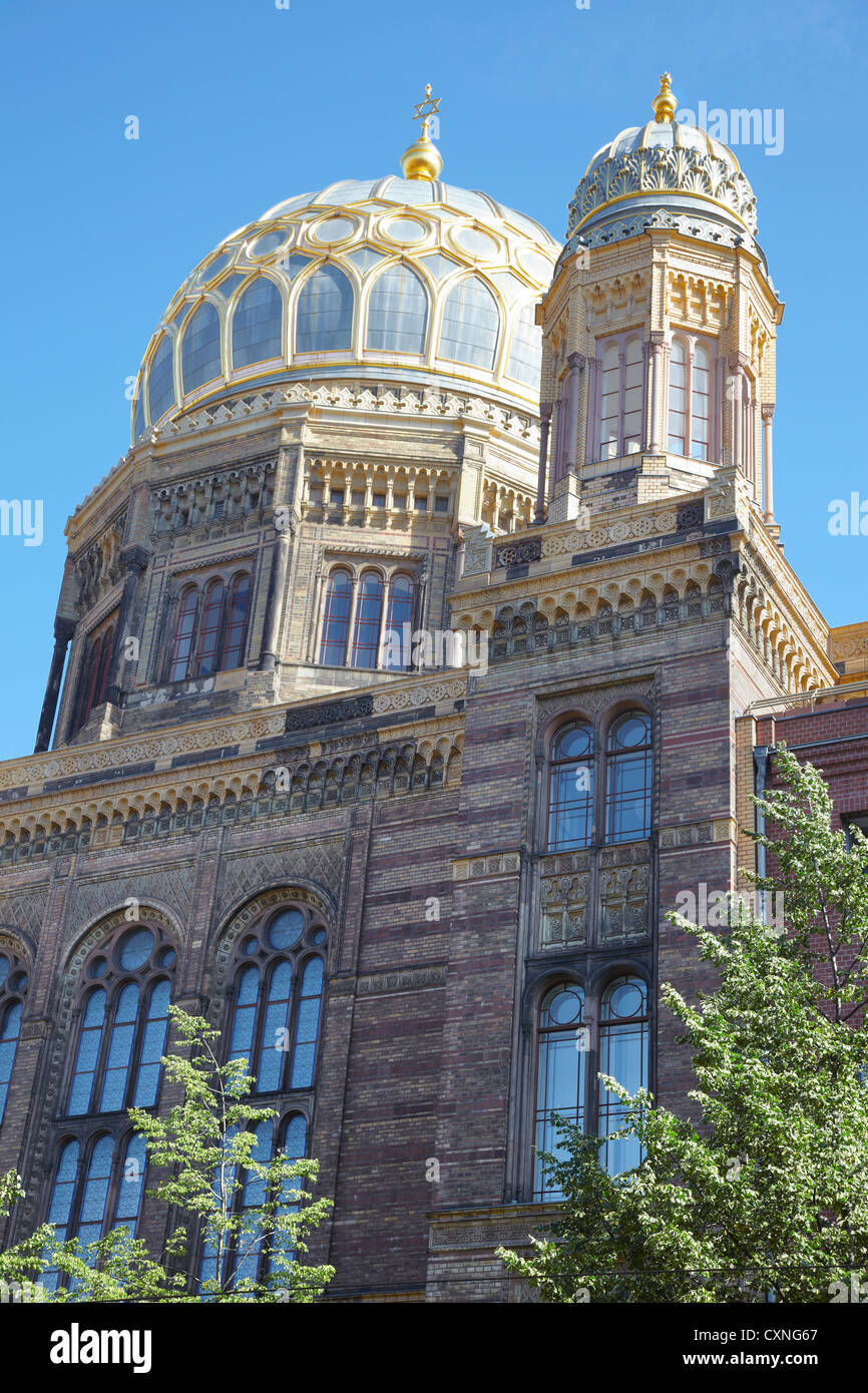Golden roof new synagogue berlin hi-res stock photography and images ...