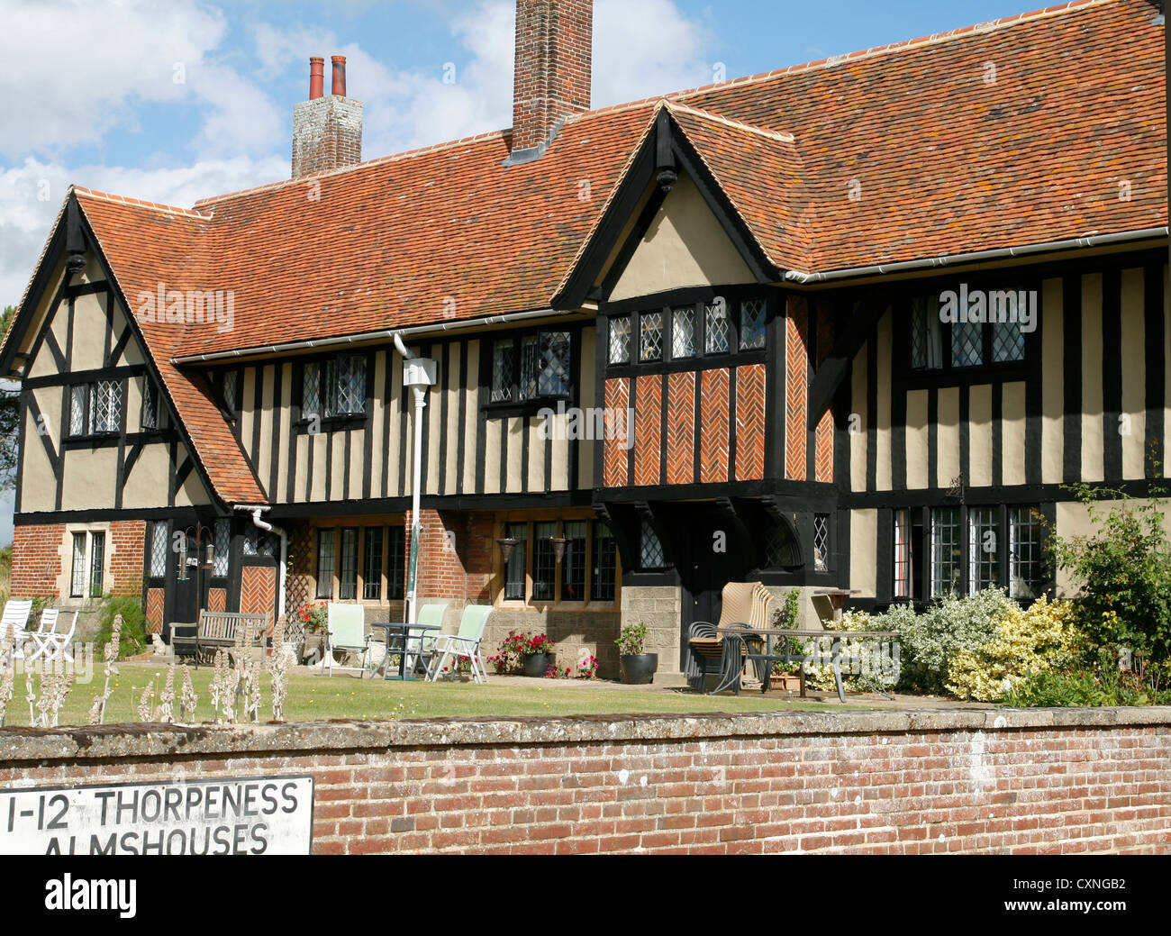 Elizabethan almshouses hi-res stock photography and images - Alamy