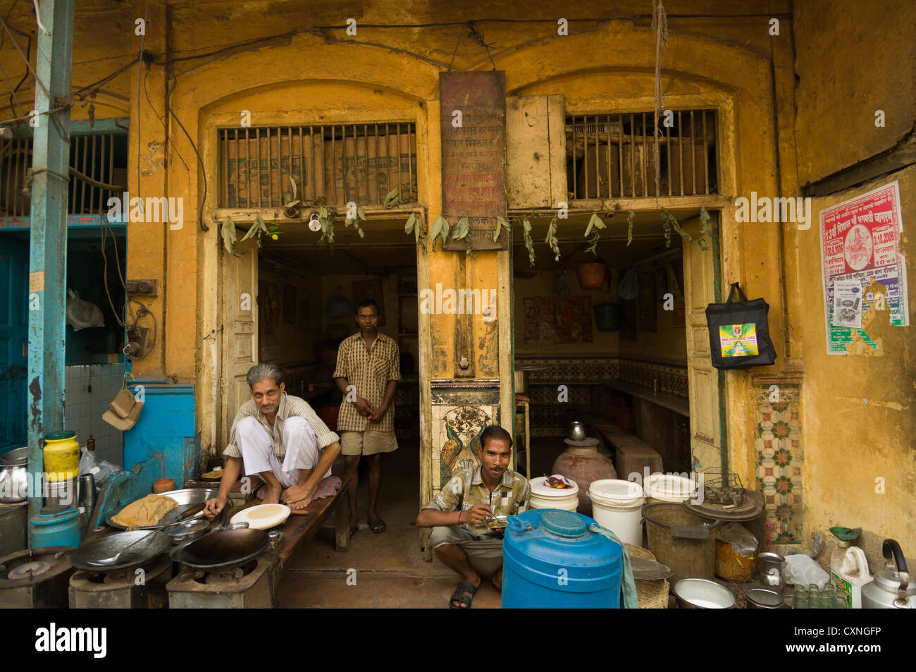 Street kitchen selling food on a sidestreet near Khari Baoli Road ...