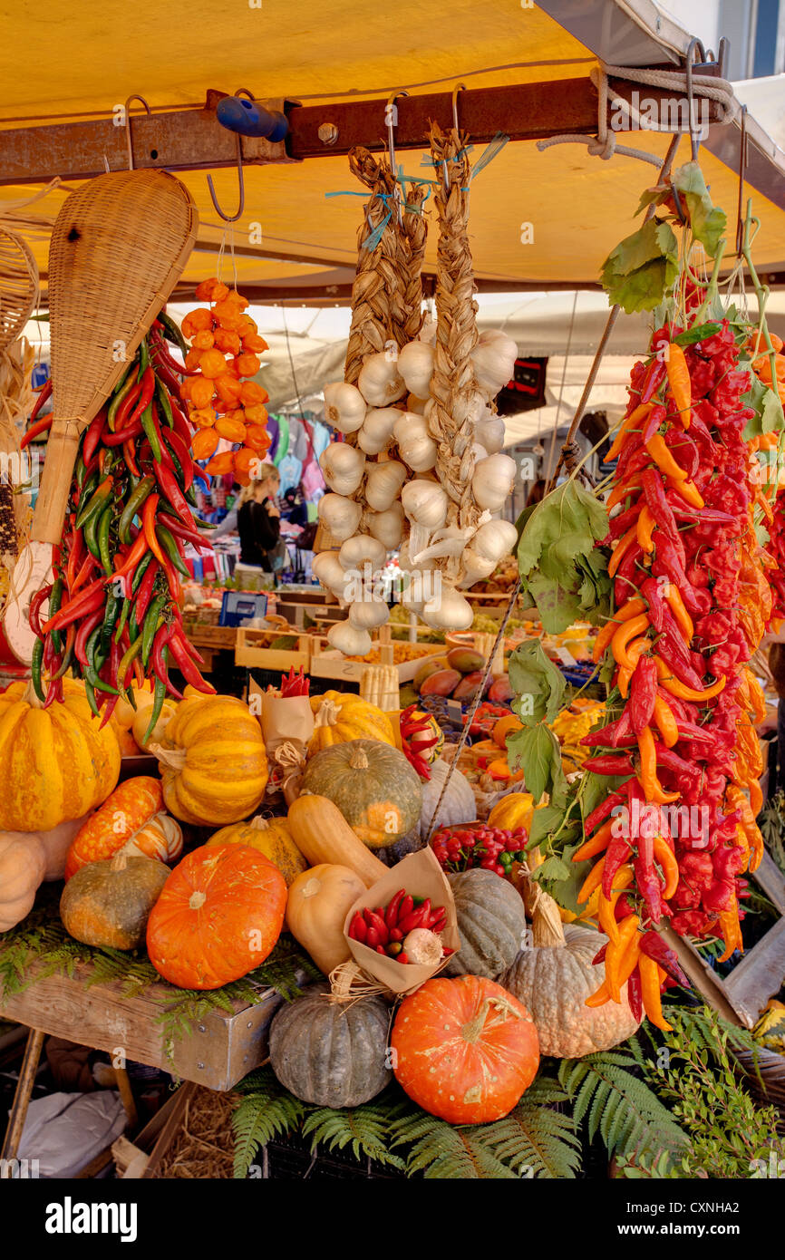 Farmers Market at Campo de Fiori Rome Stock Photo - Alamy