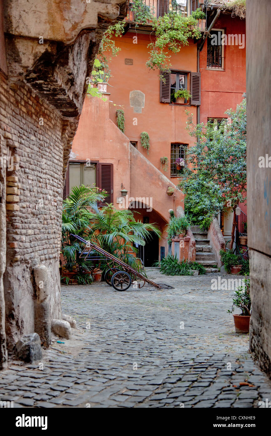 Courtyard rome hi-res stock photography and images - Alamy