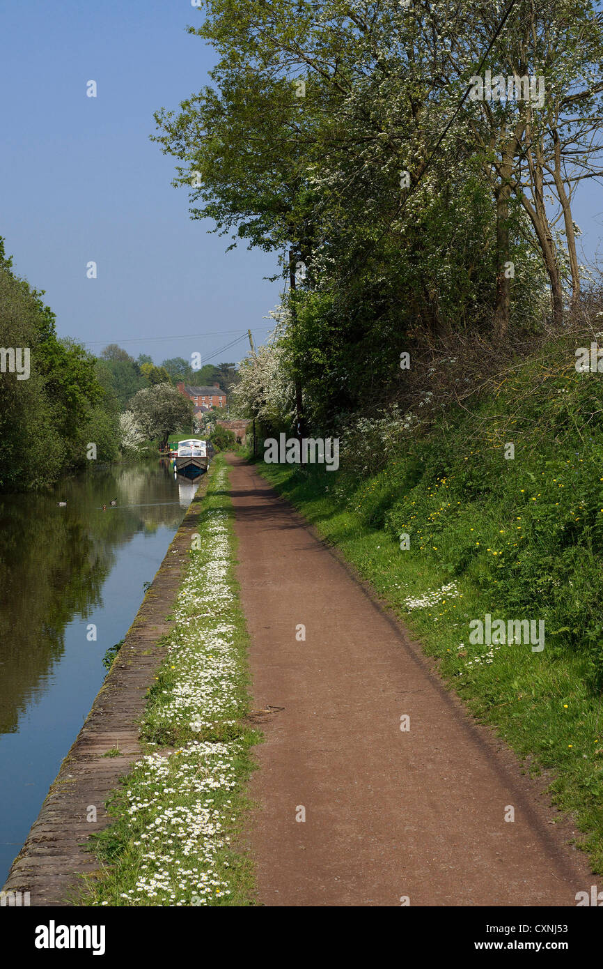 The Worcester and Birmingham canal at Tardebigge canal village in ...