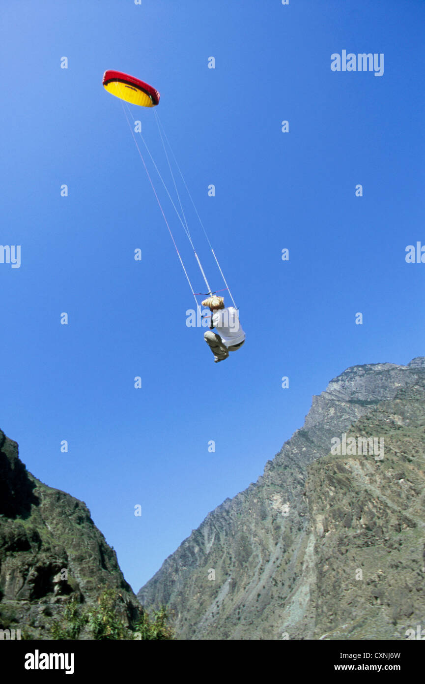 Kite flying in Pakistan along the Karakorum range of the Himalayas ...