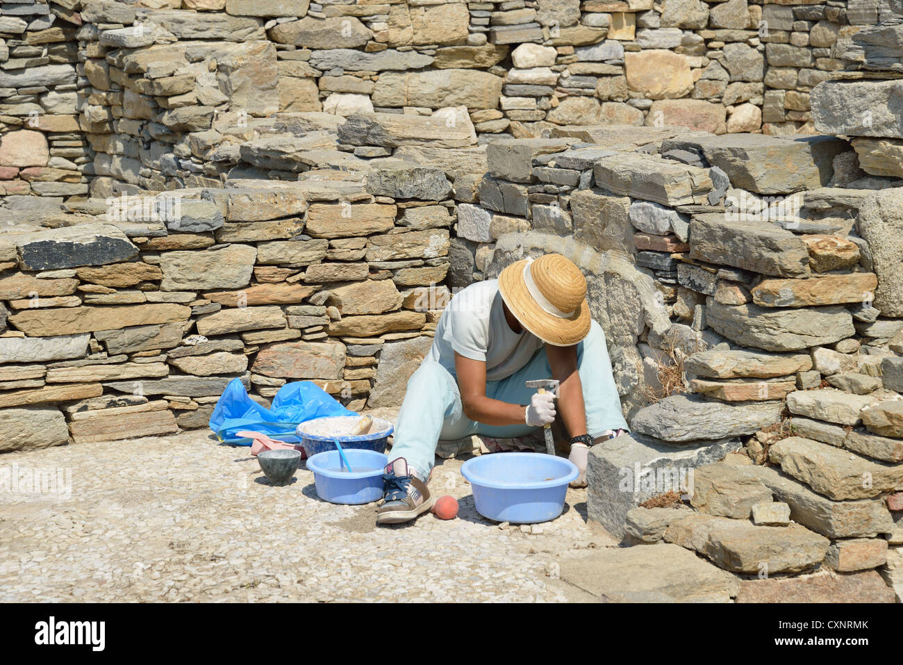 Archaeologist woman hi-res stock photography and images - Alamy