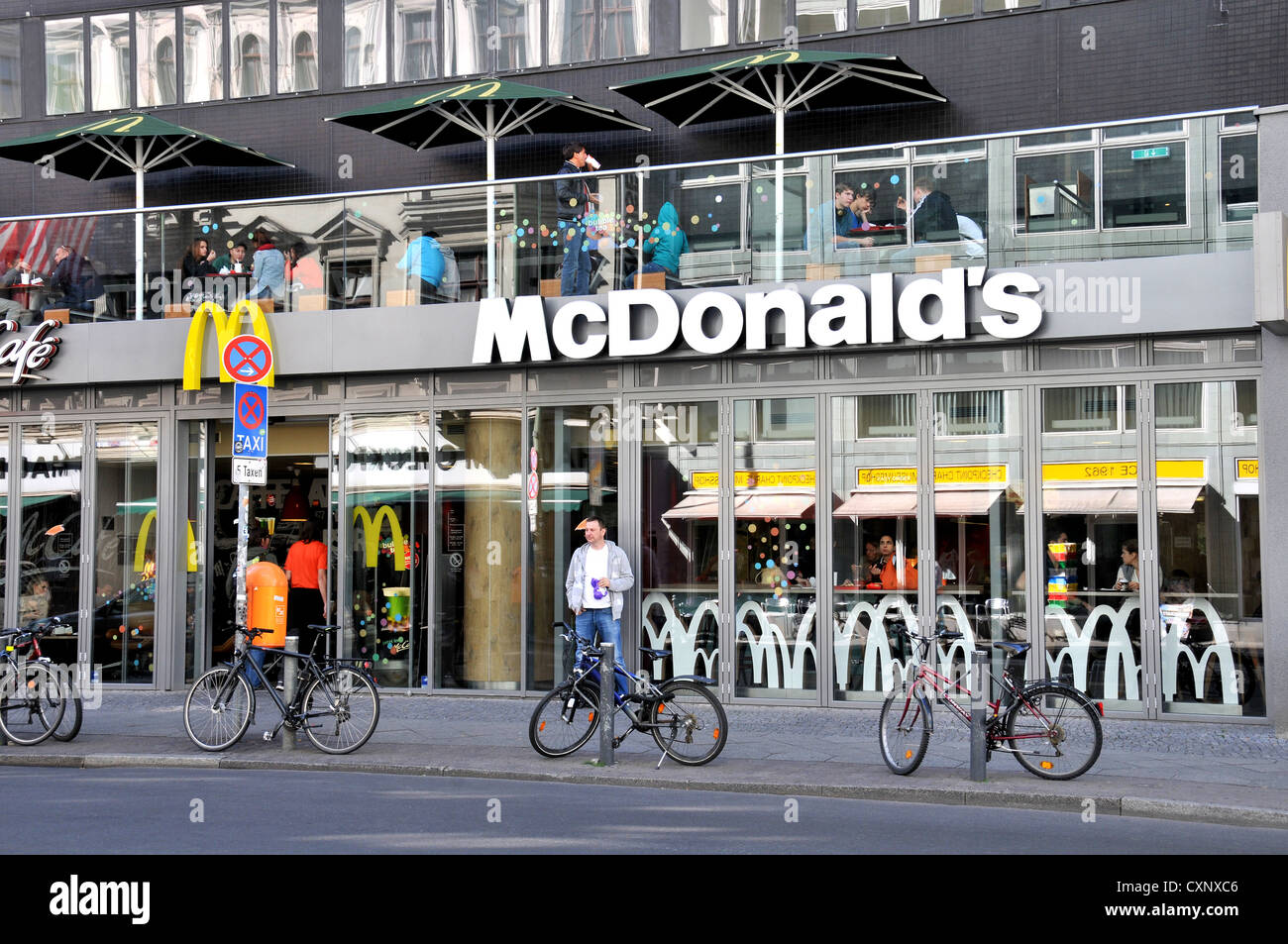 Mc donalds restaurant hi-res stock photography and images - Alamy