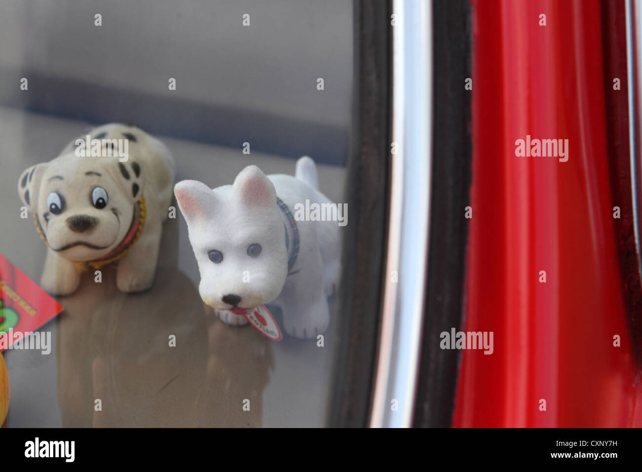 Nodding dog car hi-res stock photography and images - Alamy