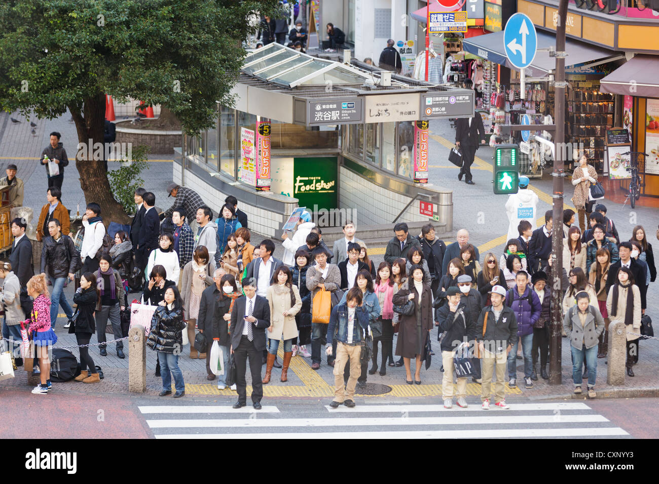 Japanese people crossing at hachiko crossroad in Shibuya district ...