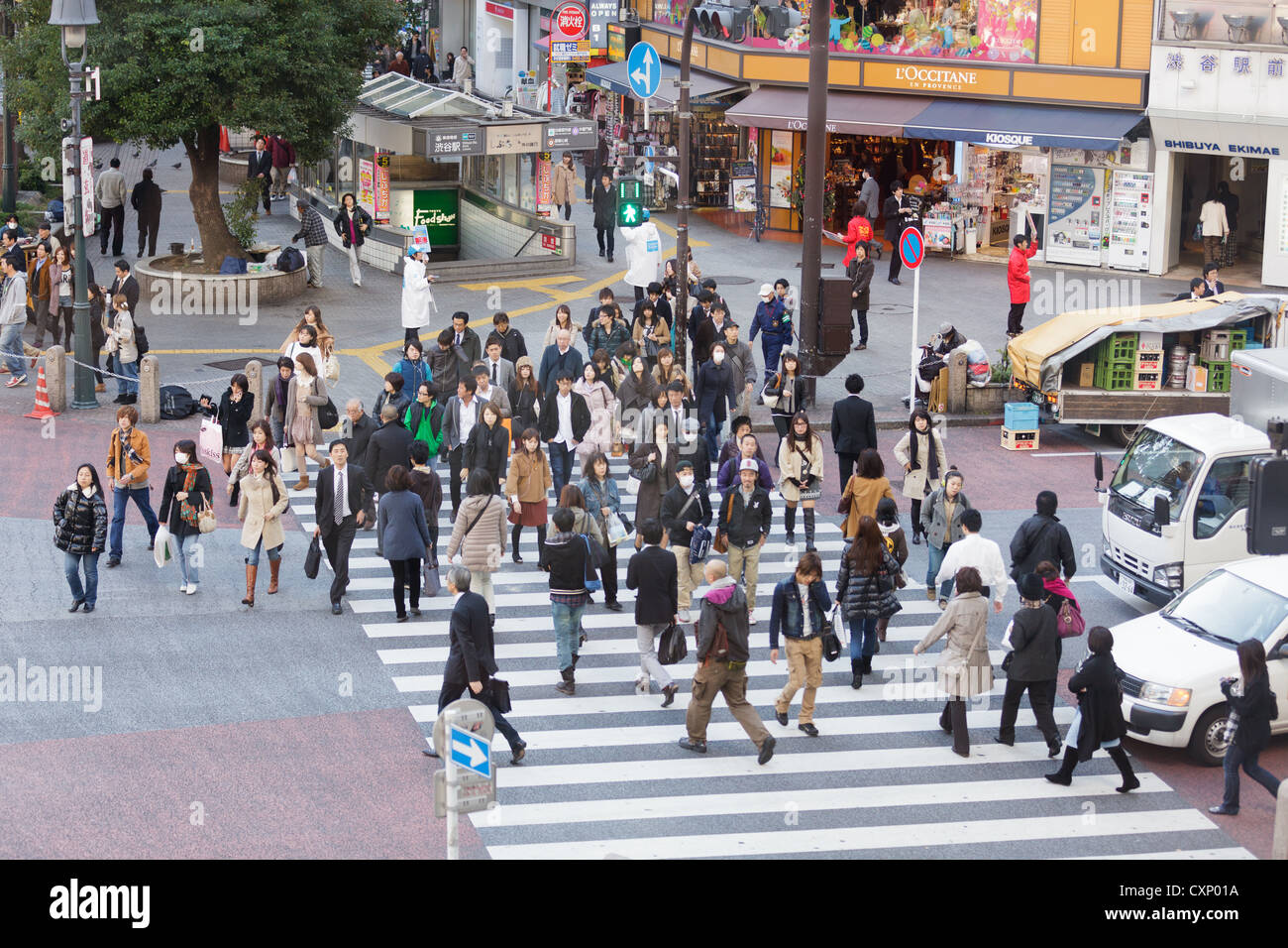 Japanese people crossing hi-res stock photography and images - Alamy