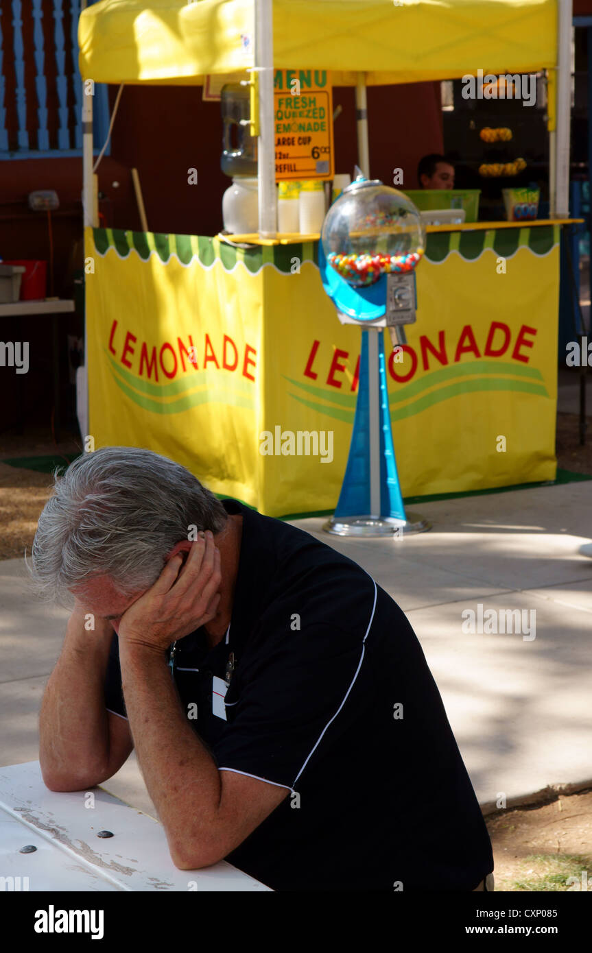 Lemonade stand and man hi-res stock photography and images - Alamy