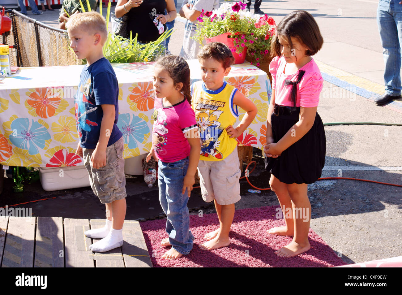 children kids waiting in line girls boy amusement park new mexico Stock ...
