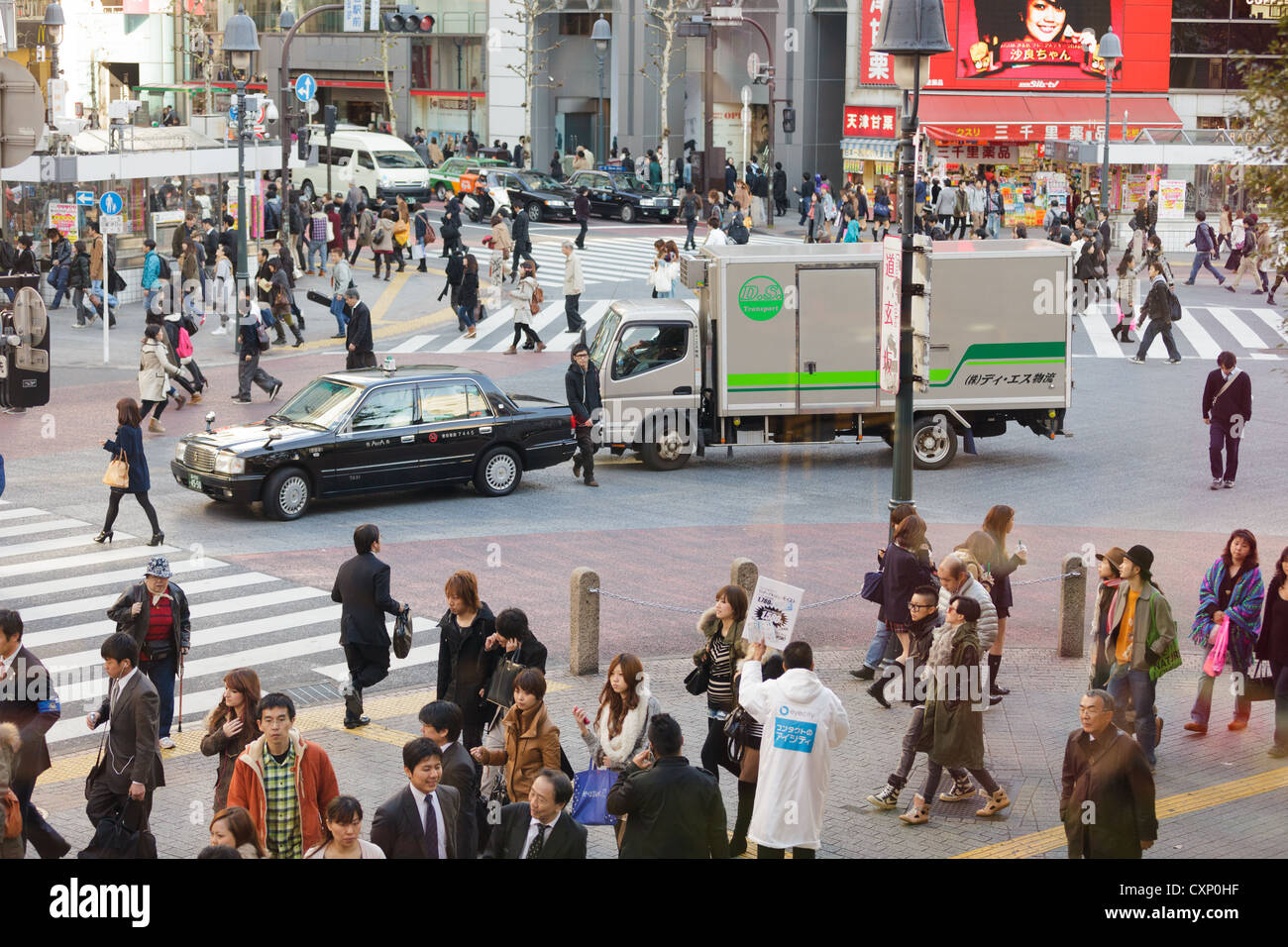 Tokyo crossroad hi-res stock photography and images - Alamy