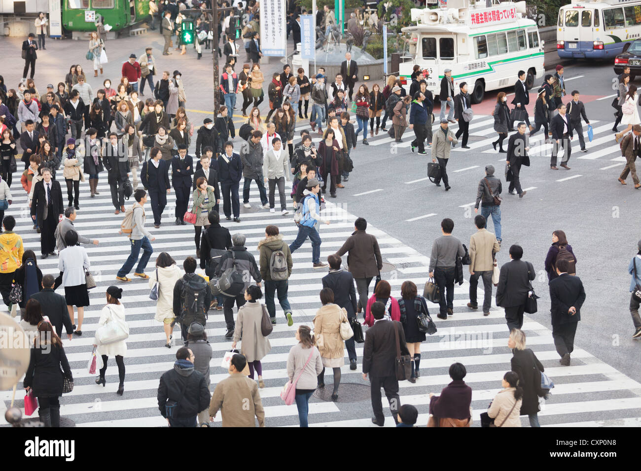 Japanese people crossing at hachiko crossroad in Shibuya district ...